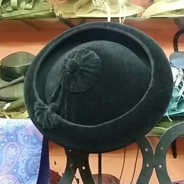 Calañés de Terciopelo – El Sombrero de Tres Picos